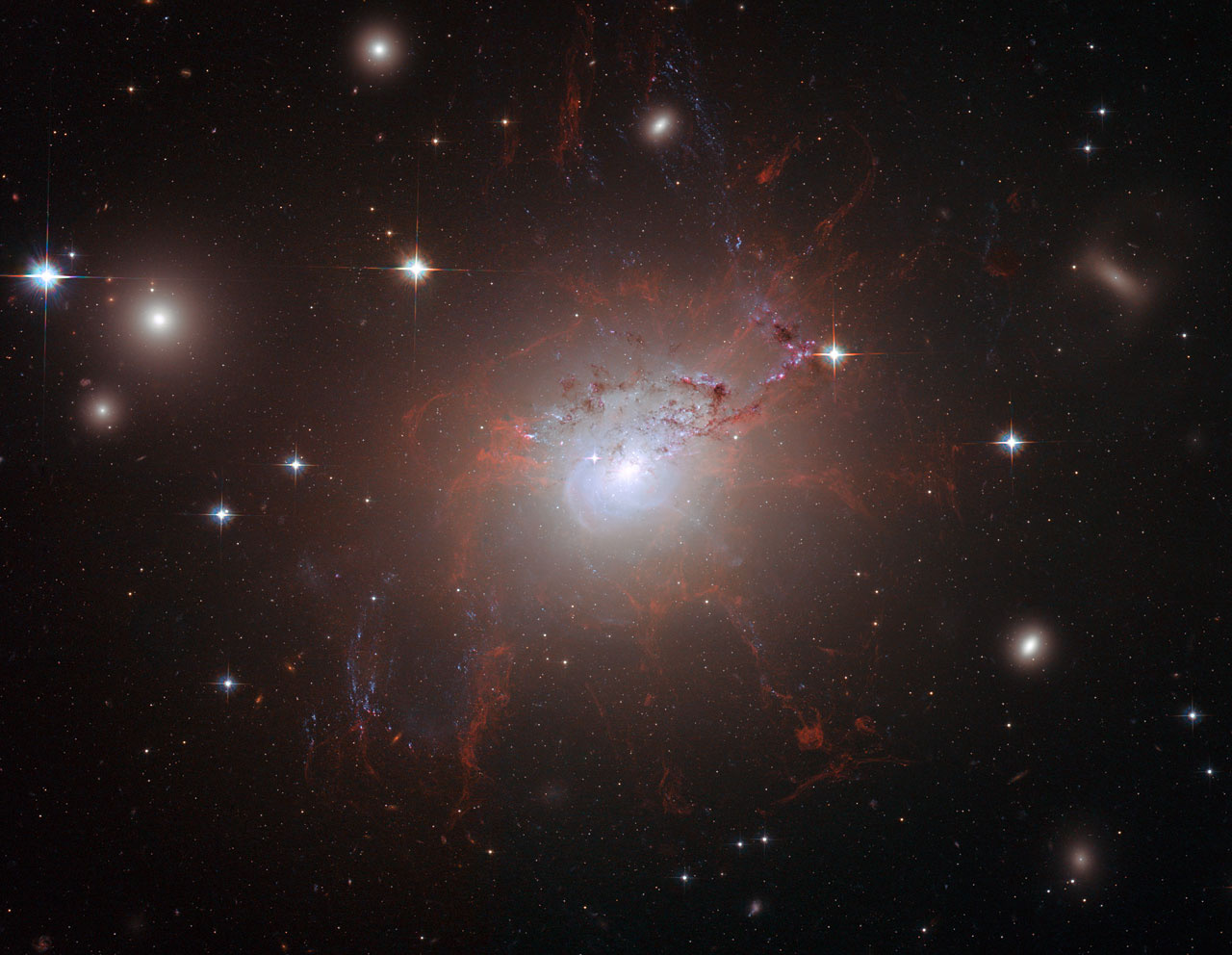 NGC 1275 | Stjörnufræðivefurinn